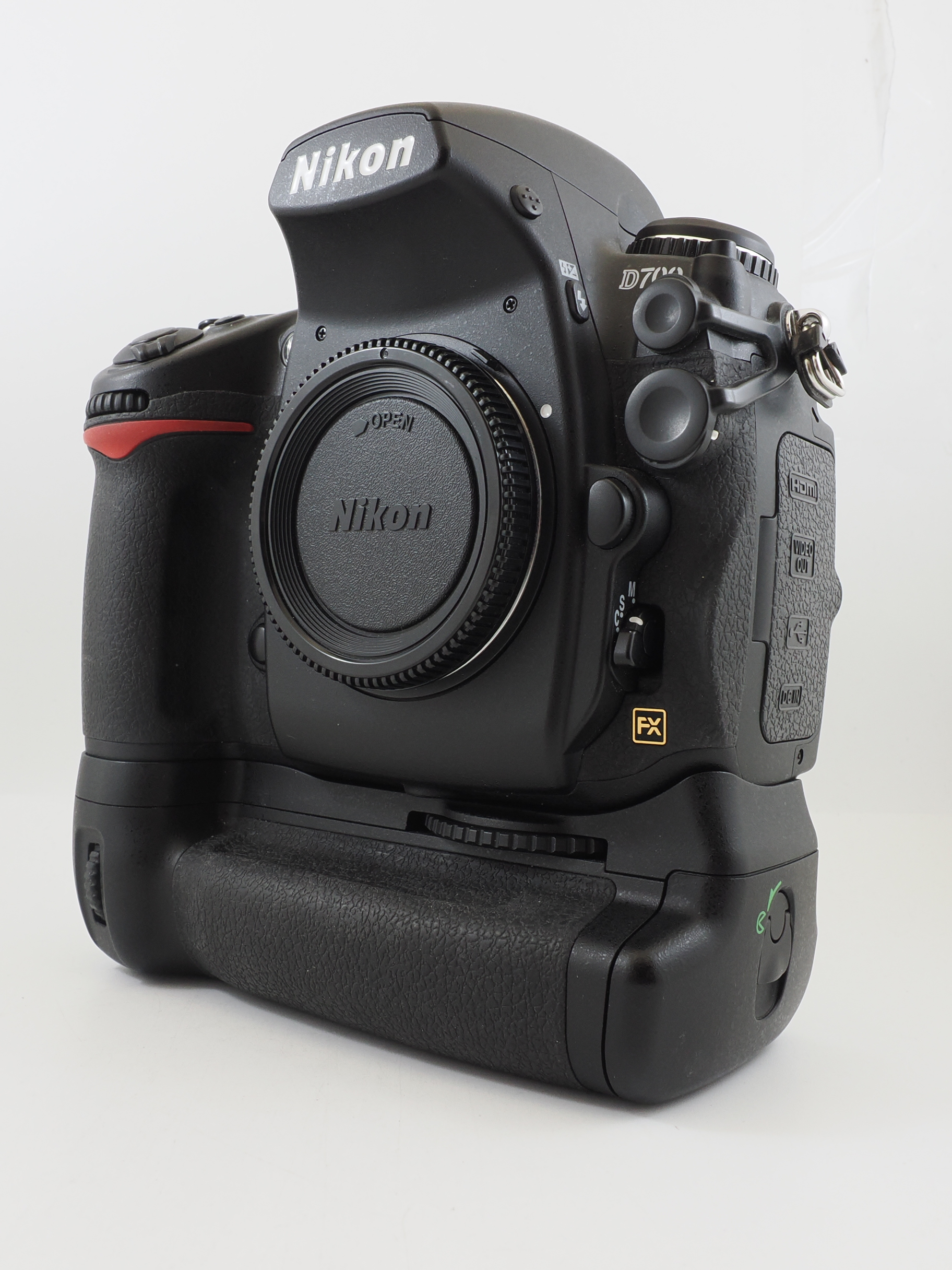 Used Nikon D700 + MB-D10 Grip | Diamonds Camera